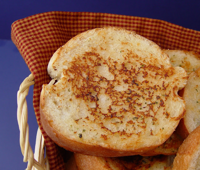 Easy Grilled Garlic Bread - Jamie Cooks It Up