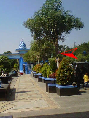 Keindahan Taman Di Halaman Masjid