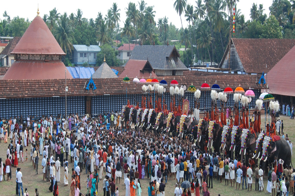 What is so unique about the Koothambalam at Koodalmanikkam Temple, Kerala?
