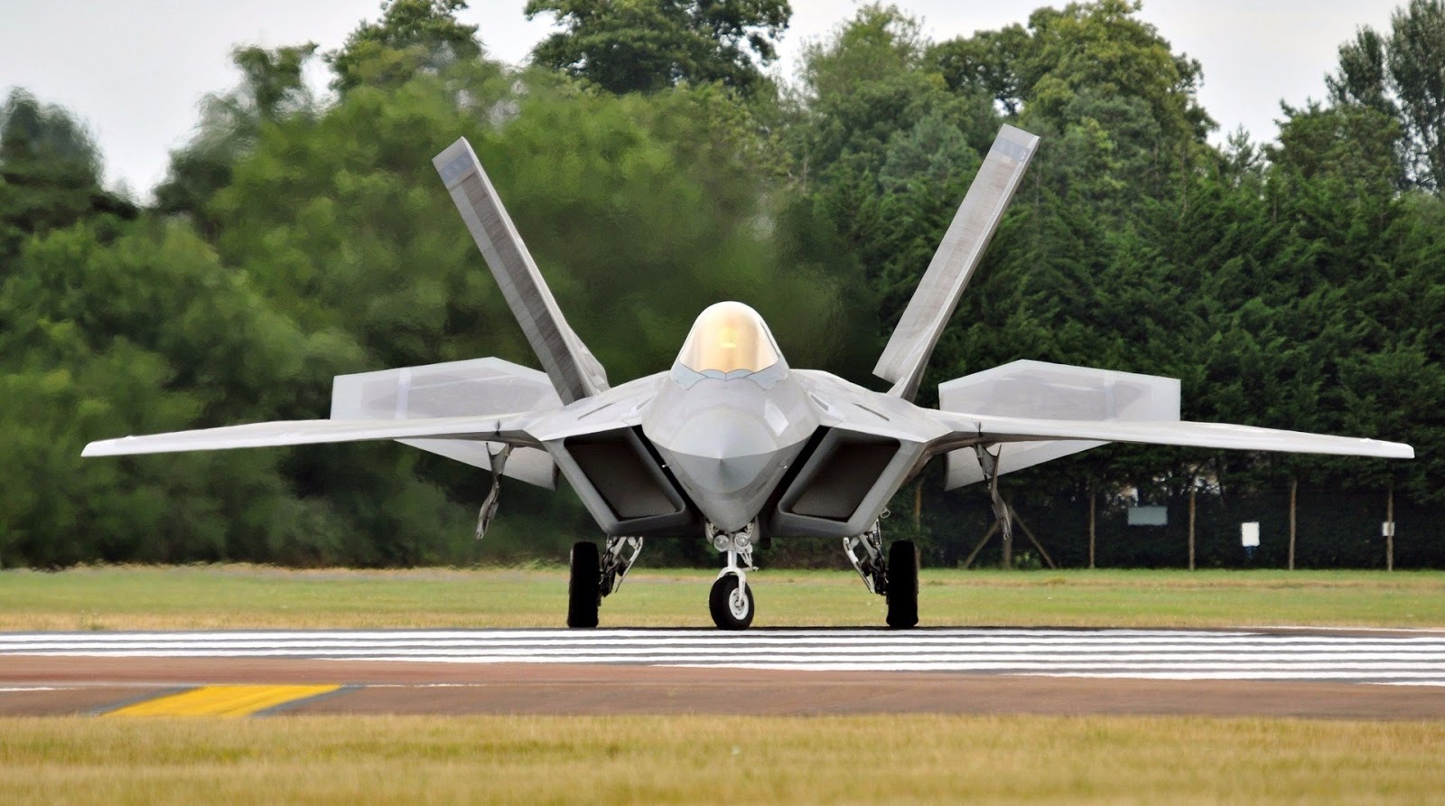 F-22 Raptor Turning on Runway at Langley AFB | Aircraft Wallpaper Galleries