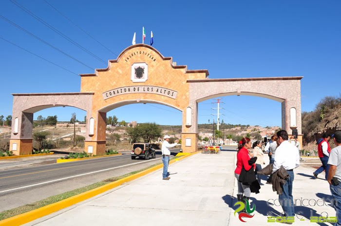 Inauguran arcos de acceso a Jalostotitlán - Semanario 7 días