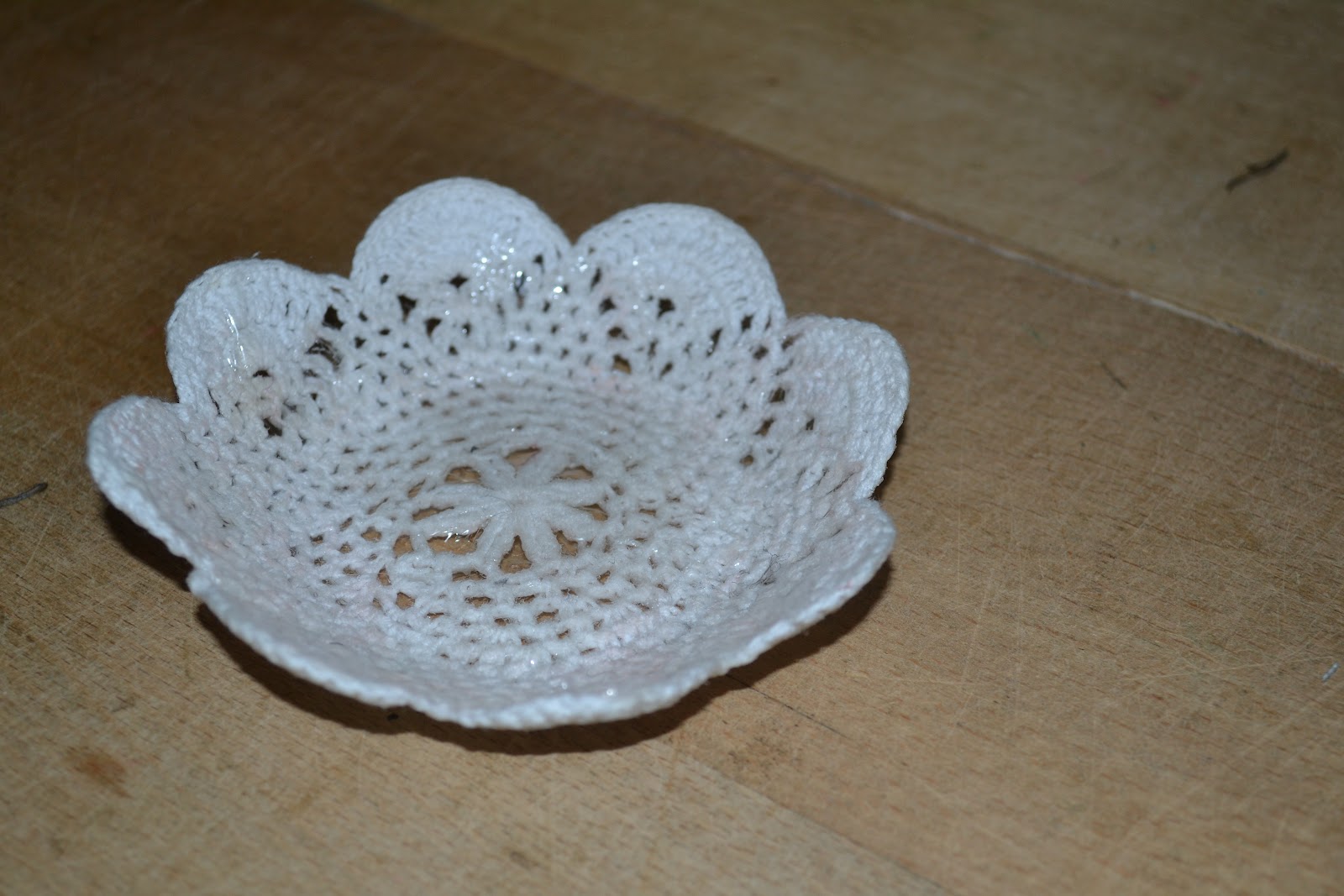 My creative brains.: Bakje maken van een gehaakte onderzetter.