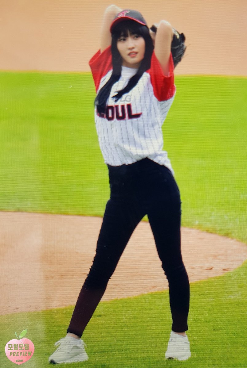 Joe's Twice Photo Blog: 190414 TWICE Momo Baseball game first ball (110 ...