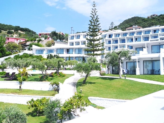 LICHNOS Beach Hotel & Suites (luxury hotel in Parga) | GLAM FAB HAPPY