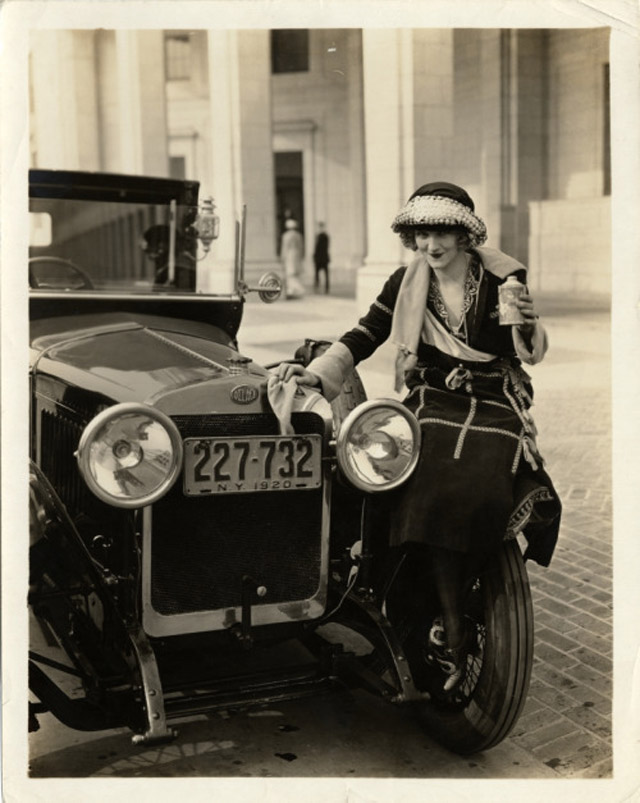 22 Funny Vintage Photos of Flappers Posing With Their Cars From the ...