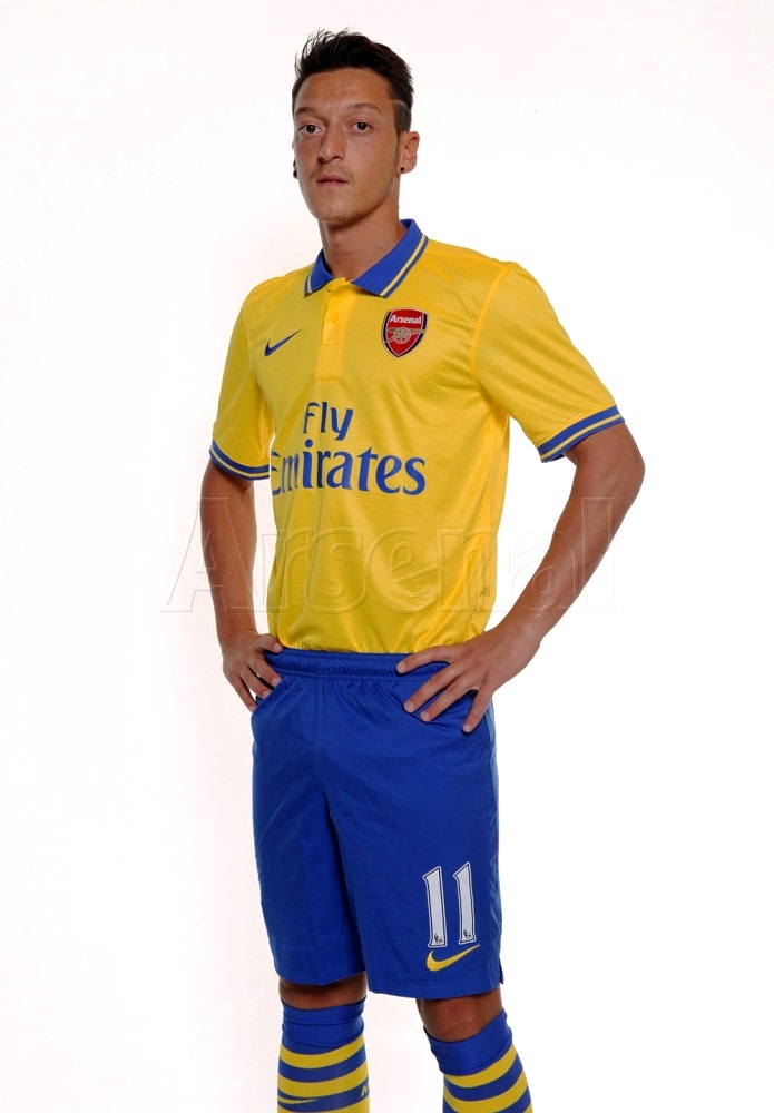 S P O R T I F Y: Arsenal's Mesut Ozil gets his kit on