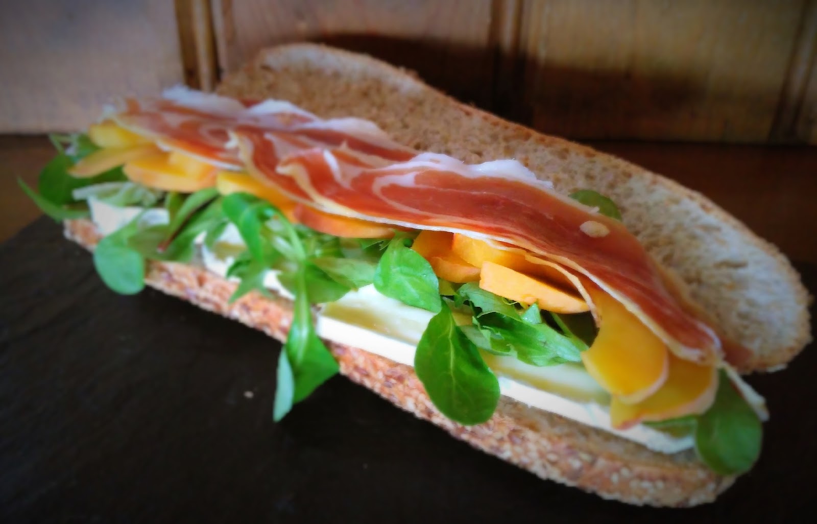 Bocata de jamón, rúcula, melocotón y queso Brie... - Hoy para cenar