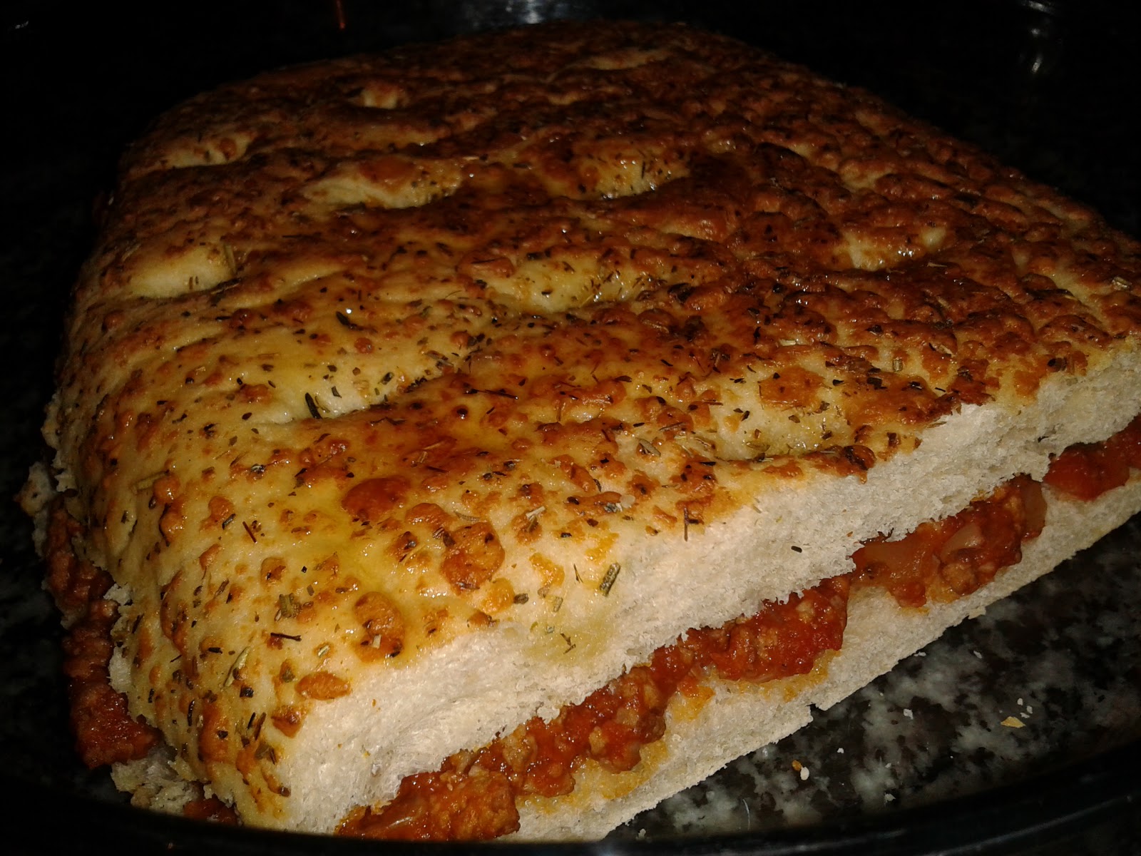 Una olla y laurel: FOCACCIA RELLENA DE CARNE, TOMATE Y QUESO