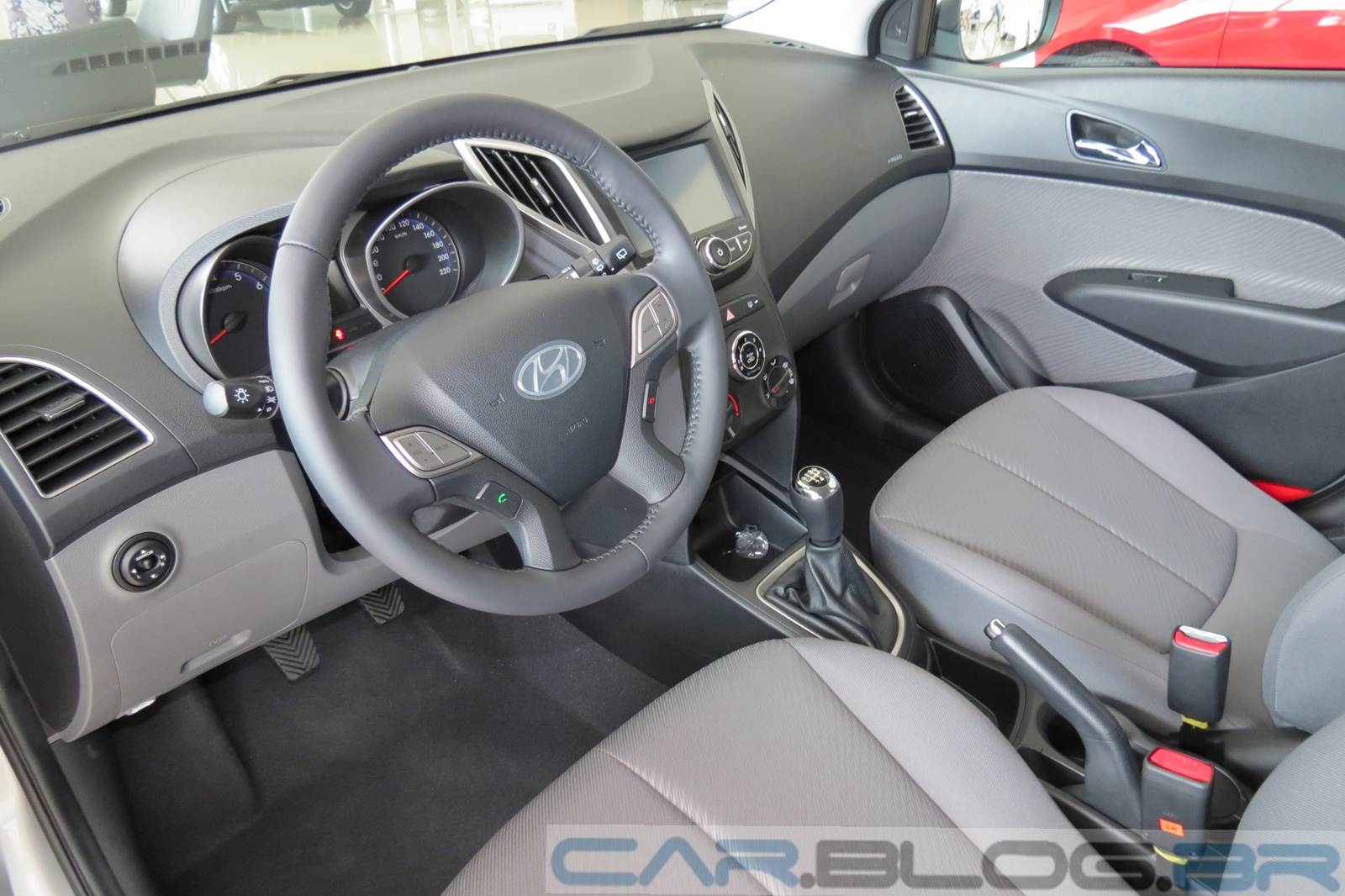 Hyundai HB20 2014: fotos e vídeo do carro em concessionária