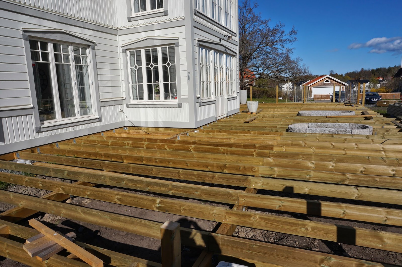 SkärgårdsVillan: Altanbygge och jordgubbspyramid