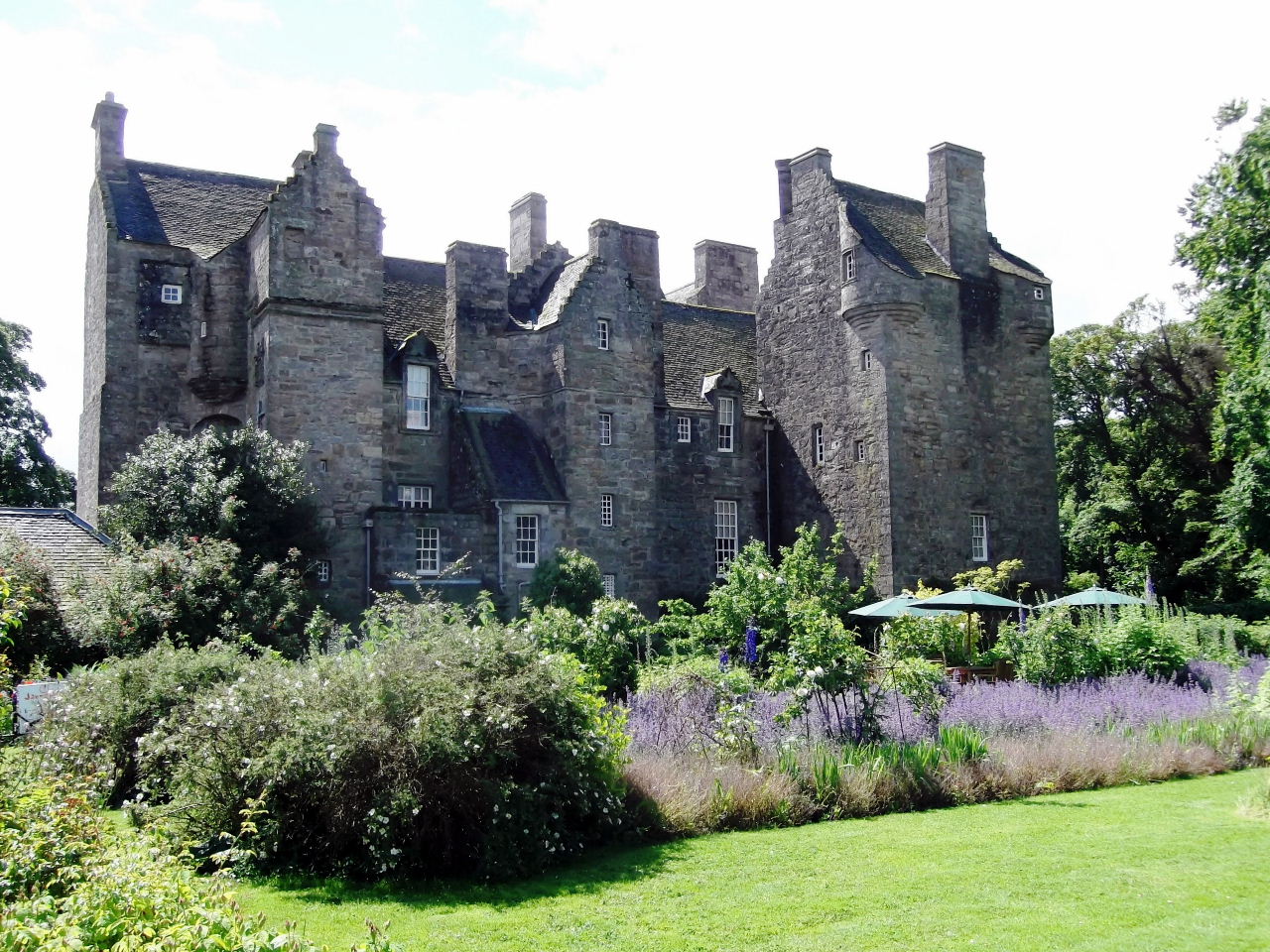 Largo Baywatch: Scotland's Gardens - Kellie Castle