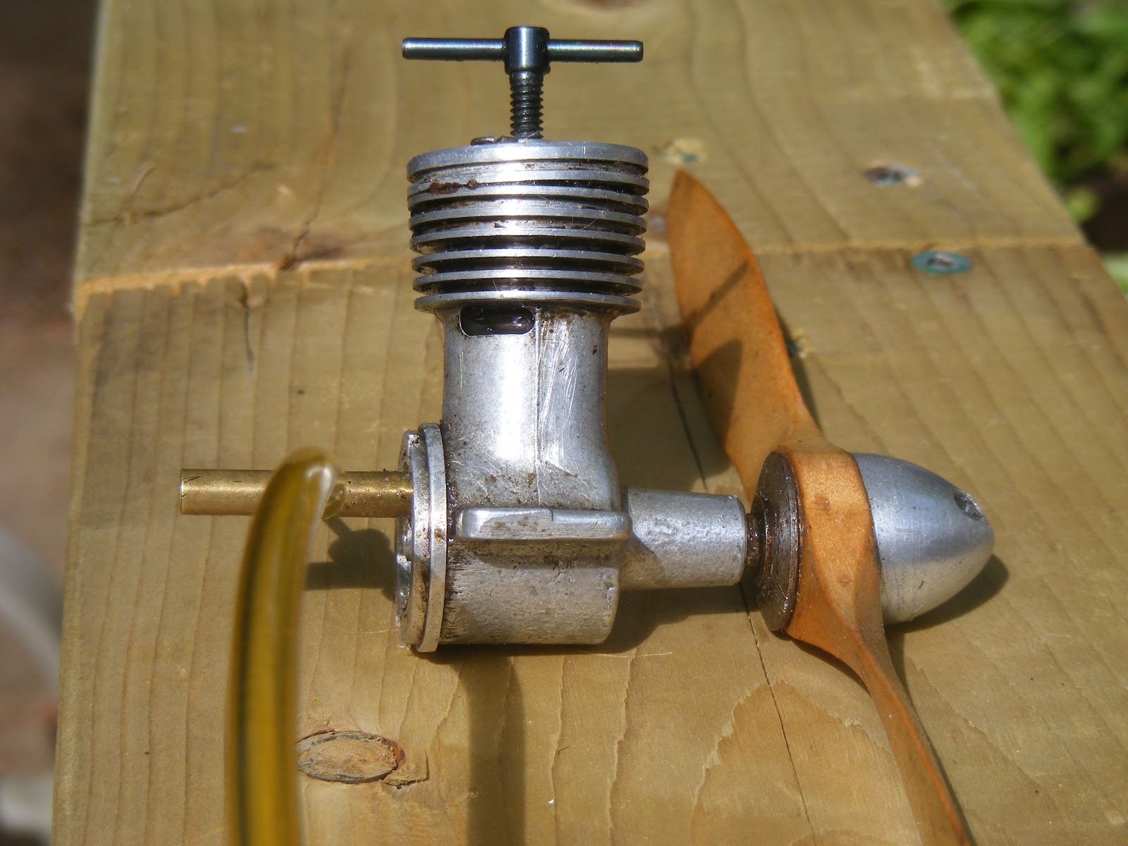 Vintage Model Airplane Engines Running: ED Bee MK1