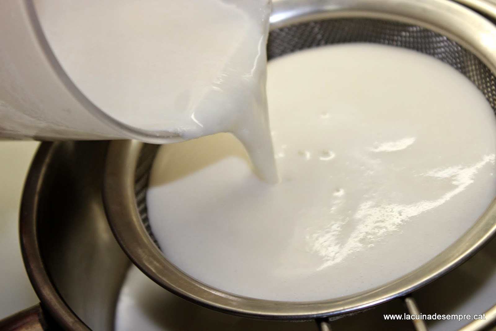 Menjar blanc, una de les postres més tradicionals i antigues de ...