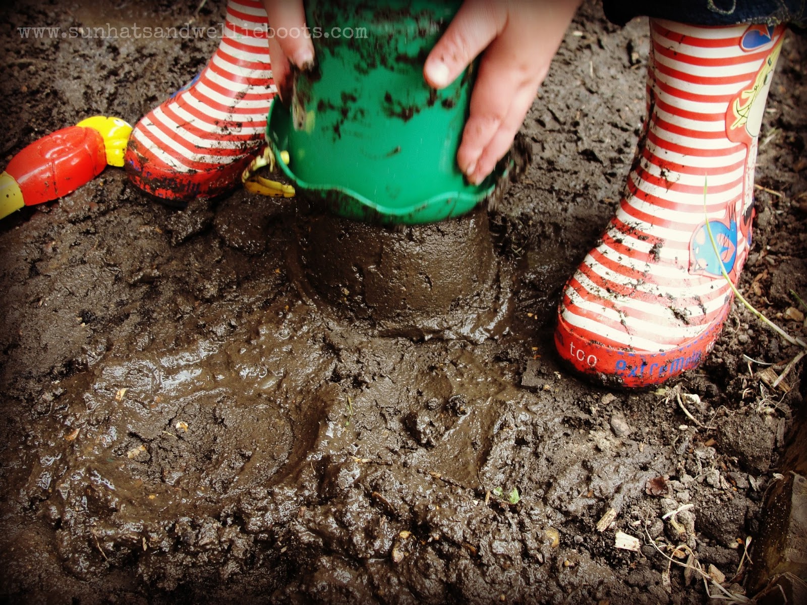 Sun Hats & Wellie Boots: 12 Ways to Play in the Mud - Day 1 of 30 Days Wild