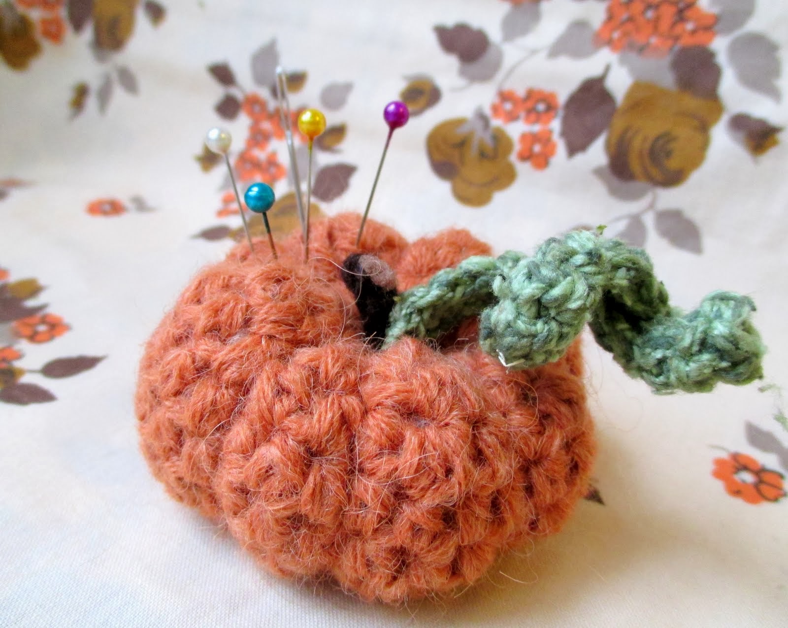mrsbrownmakes...: Pumpkin Pin Cushion