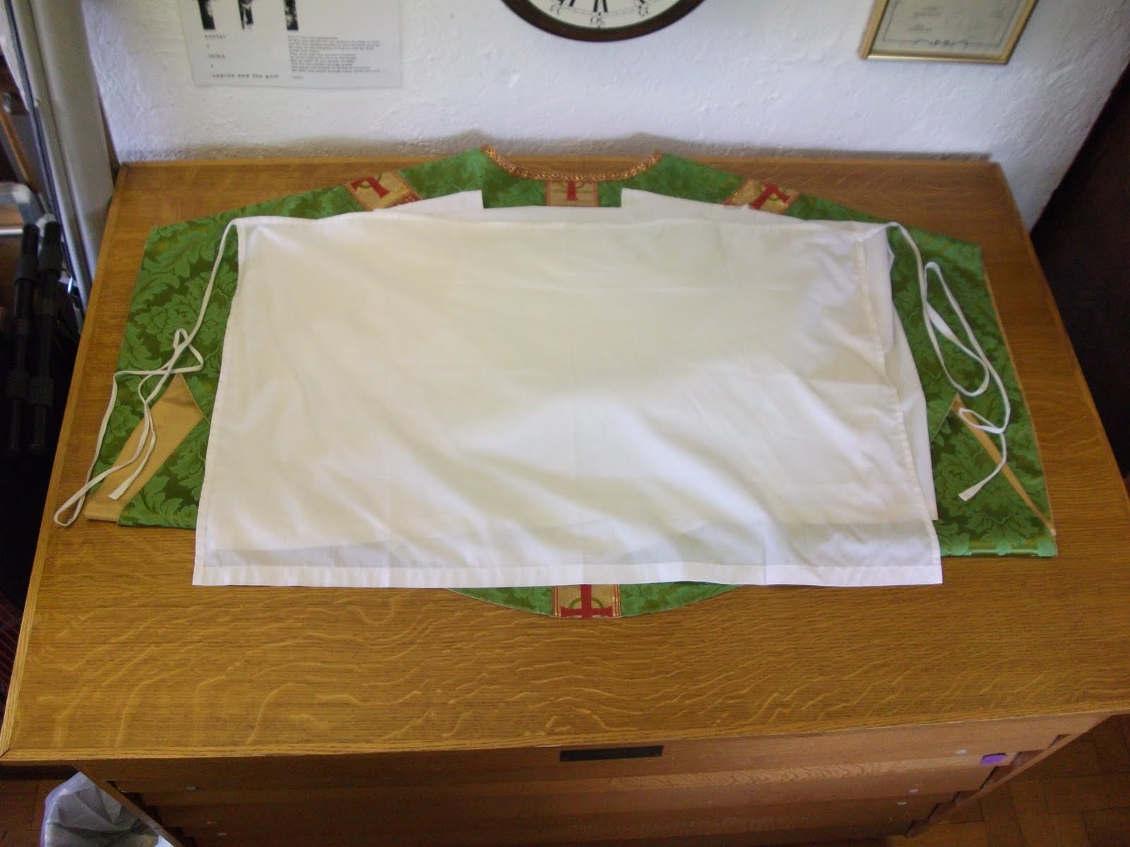 Caritas Christi Urget Nos: MENGENAL PAKAIAN LITURGI DALAM GEREJA KATOLIK