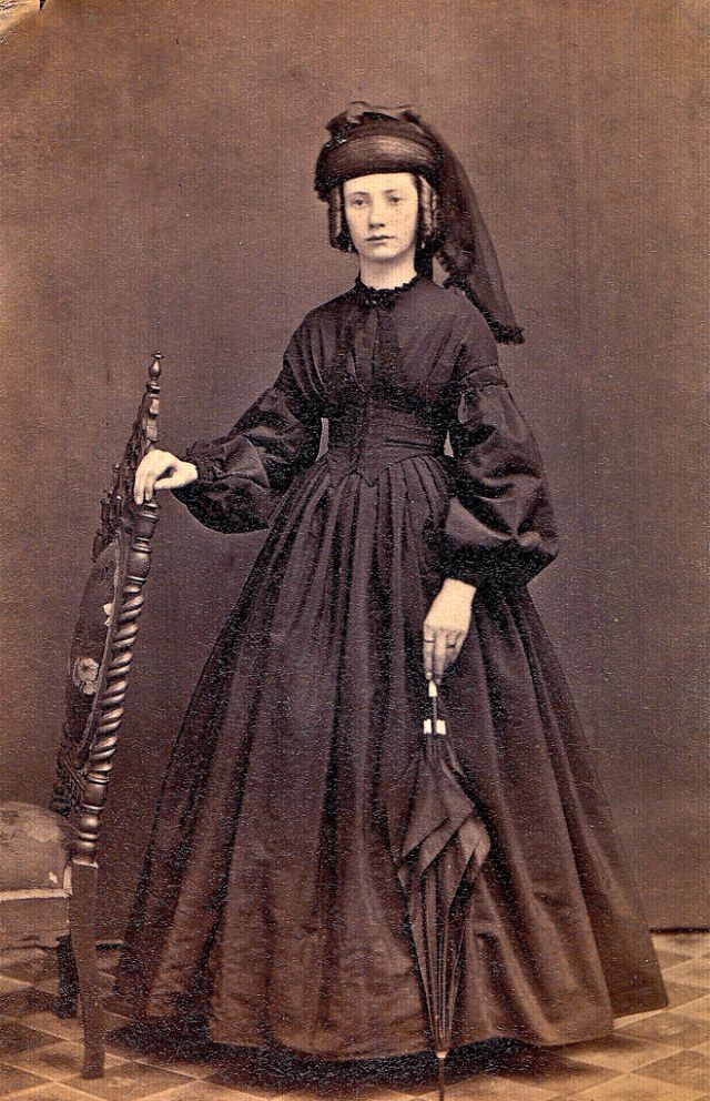 Victorian Widows: Graceful Photos of Young Women in Mourning Dresses ...