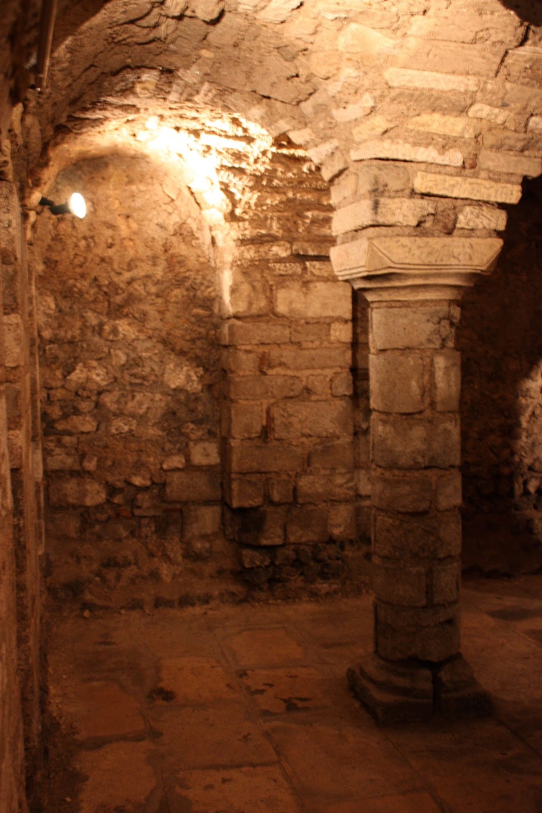 Atlas roman: Orléans - Crypte Saint-Avit (45)