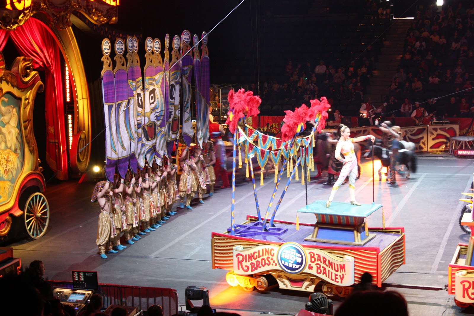 Going Mamarazzi: Hannah's first circus