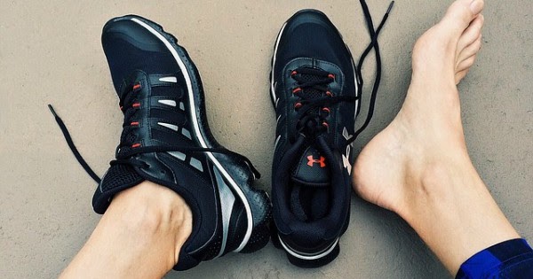9 Cara Menghilangkan Bau Sepatu yang Menyengat, No.6 Paling Mudah ...