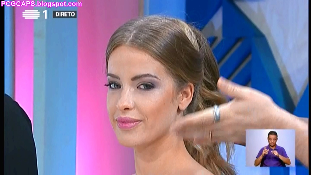 O decote de Raquel Jacob em destaque - Boas.pt - Celebridades e Famosas ...