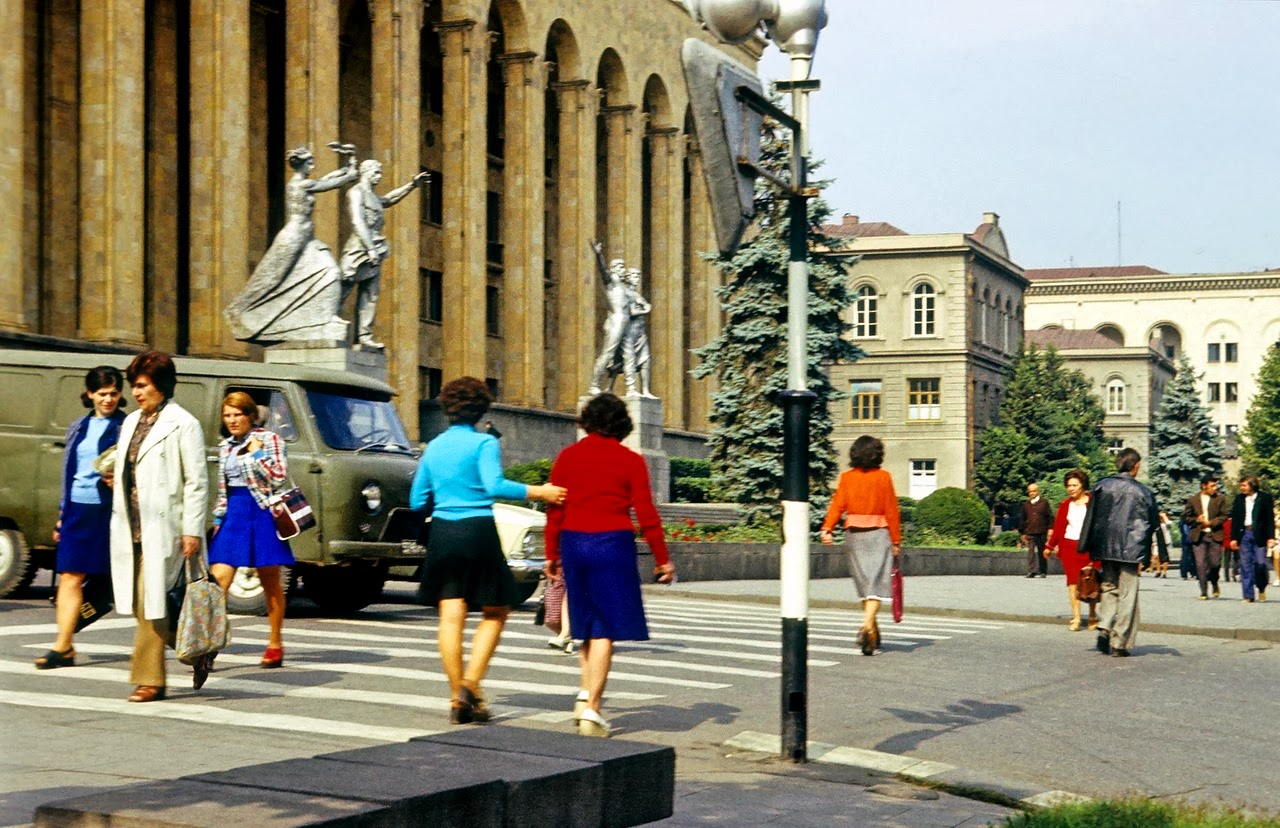 21 Interesting Color Photographs That Capture Everyday Life in Soviet ...
