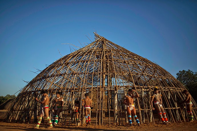 Brabel: Os membros da tribo Waurá participar de uma cerimônia durante o ...