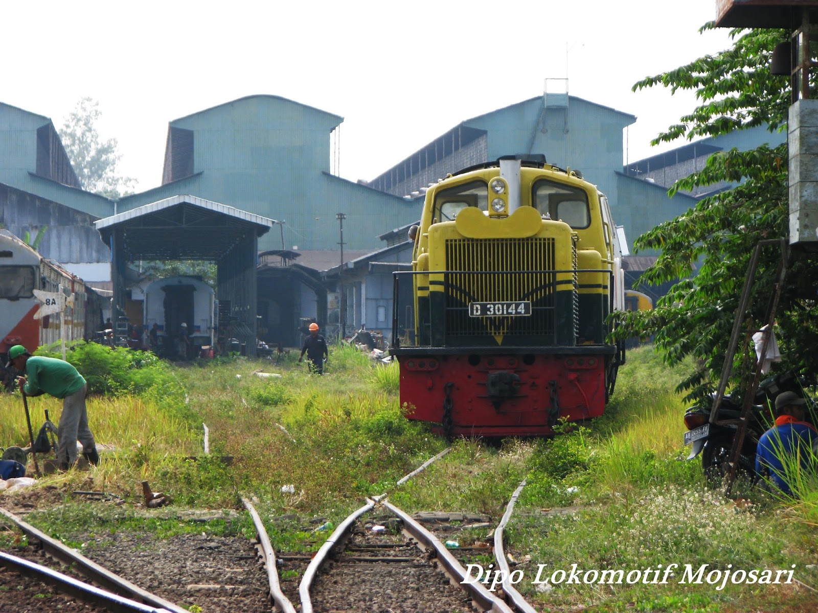 Kereta Api Indonesia: Melihat Langsiran Lokomotif D301 44 di Balai Yasa Pengok Yogyakarta (Foto ...