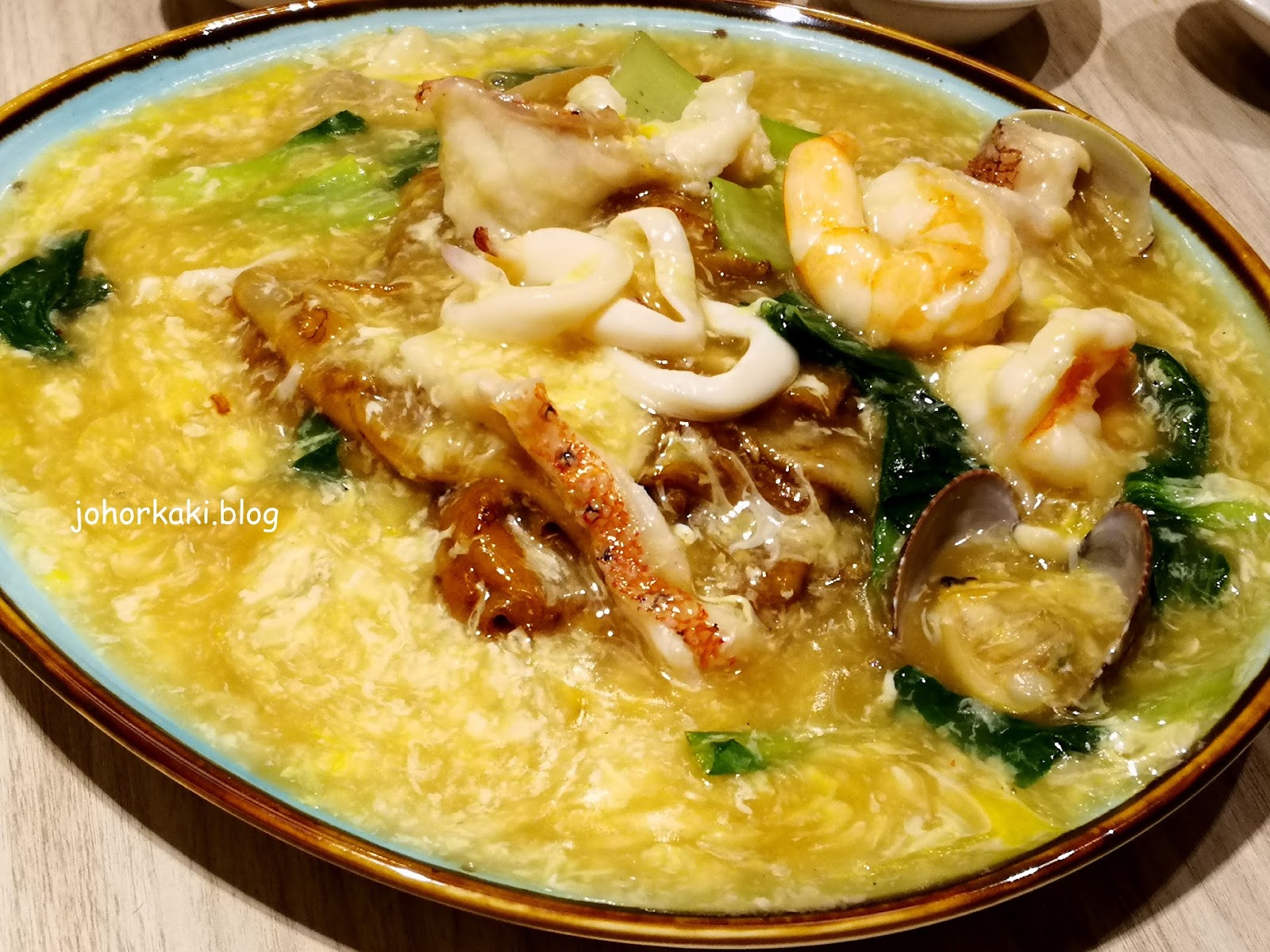 Ten Dollar++ Fried Seafood Hor Fan at Mandarin Gallery in the Middle of ...
