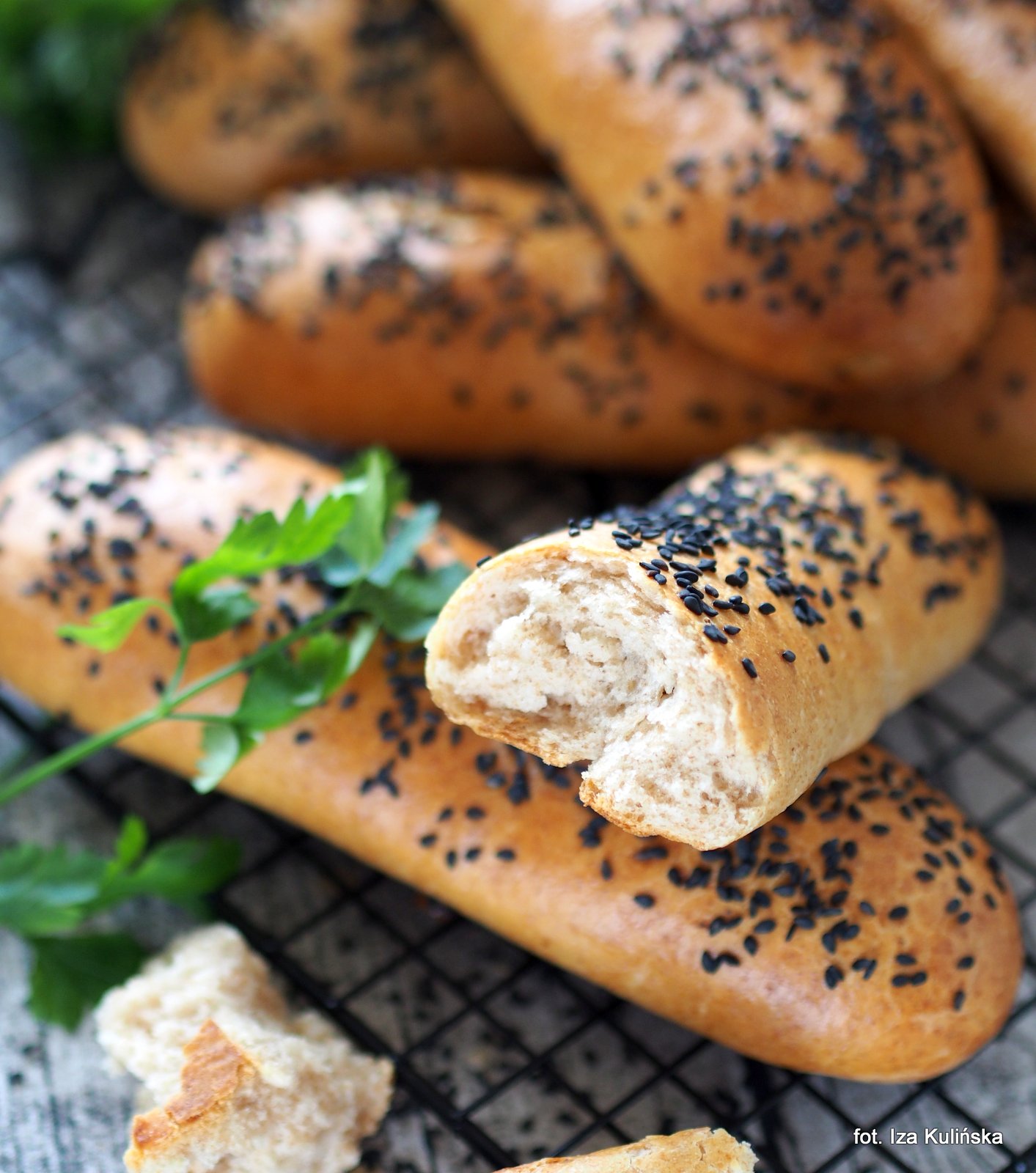 Paluchy pszenno-orkiszowe z czarnym sezamam | Smaczna Pyza