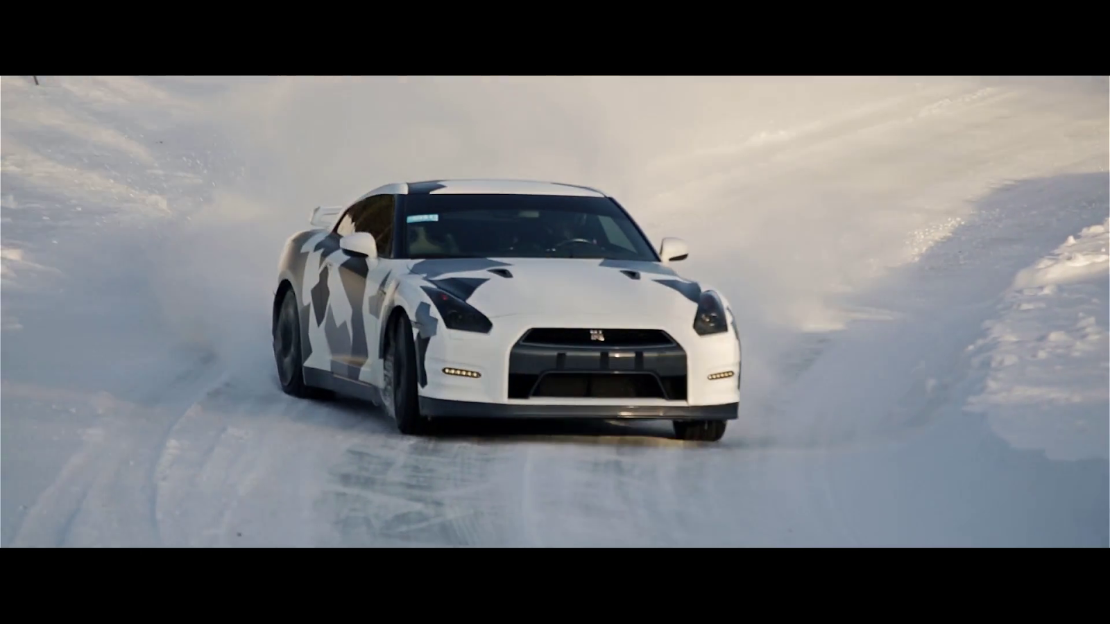 Nissan GT-R Tackles Snow, Excels : ebeasts.com