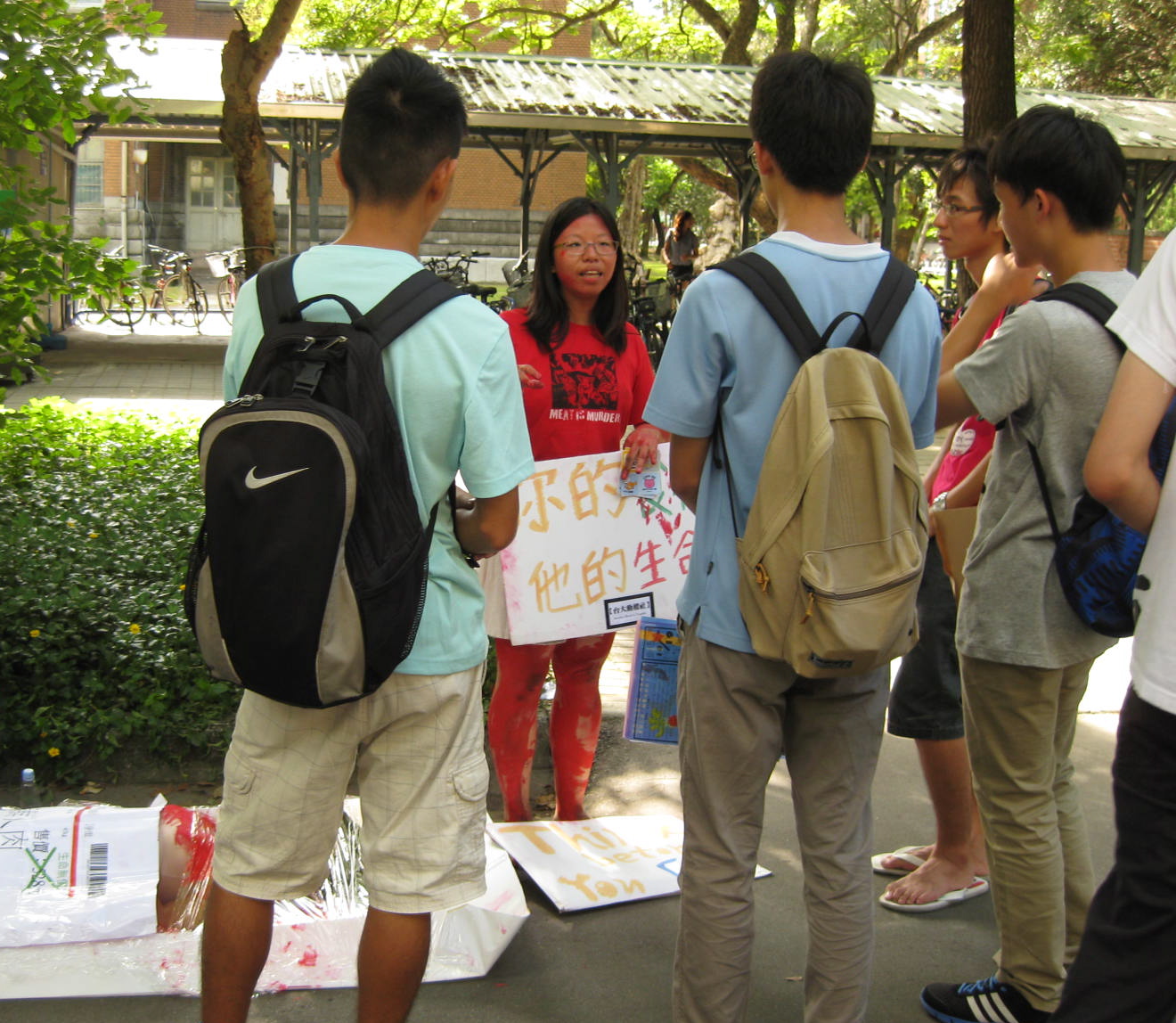 Hoo's here?: Human Meat Tray in NTU, Taipei................