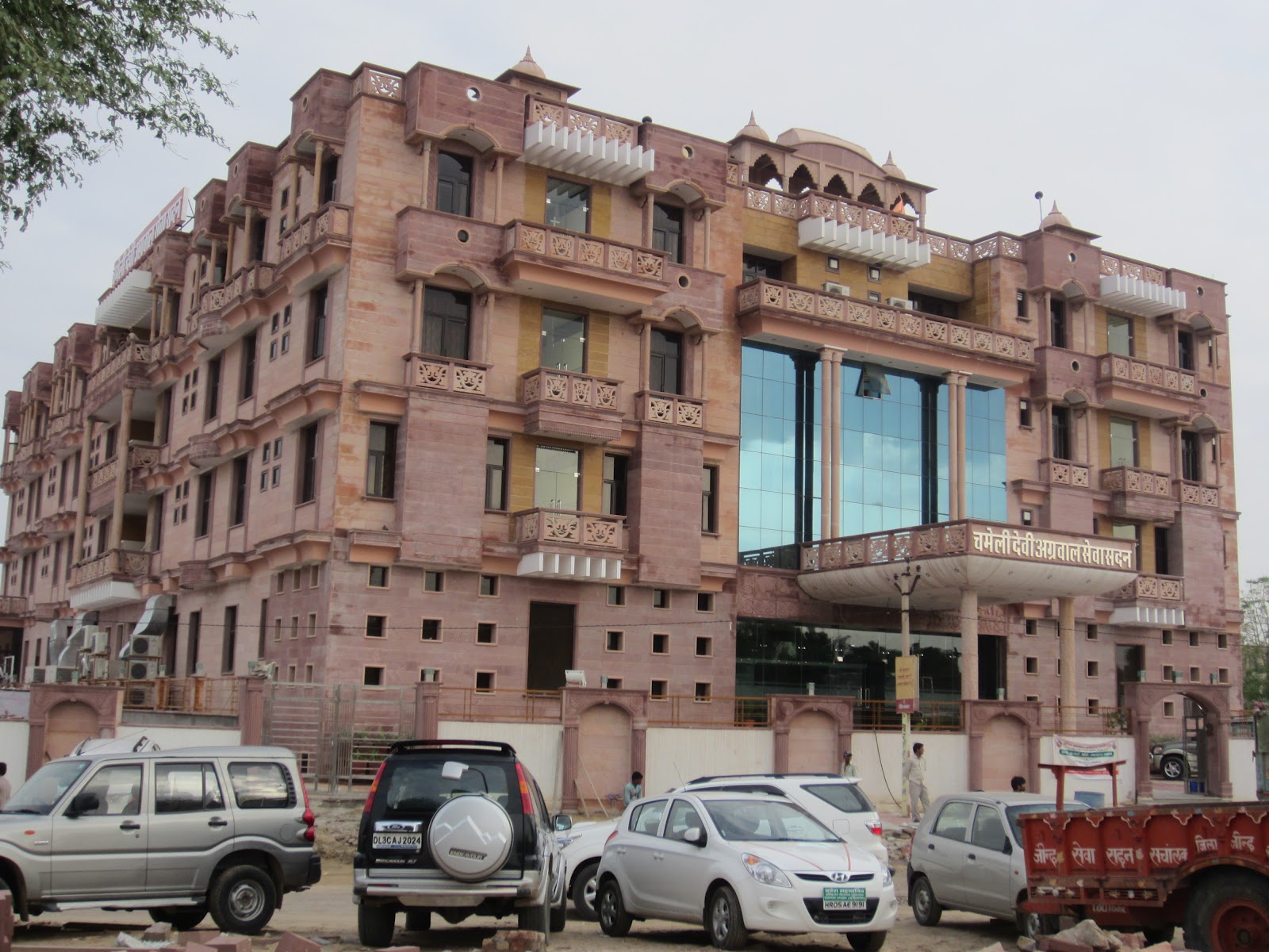 Chameli Devi Seva Sadan: Facilities