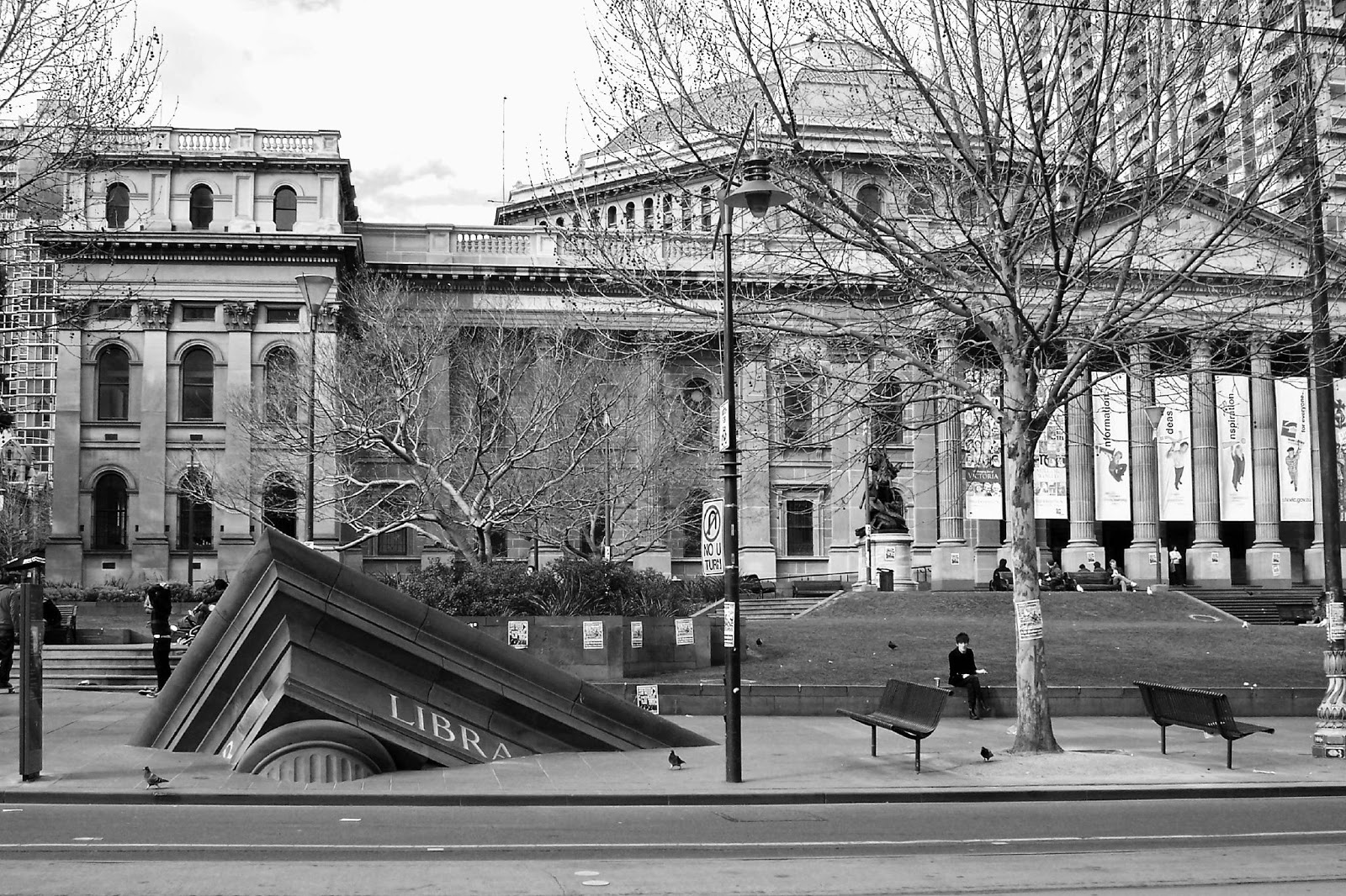 Statues Quo: Architectural fragment (Fragment architectural)