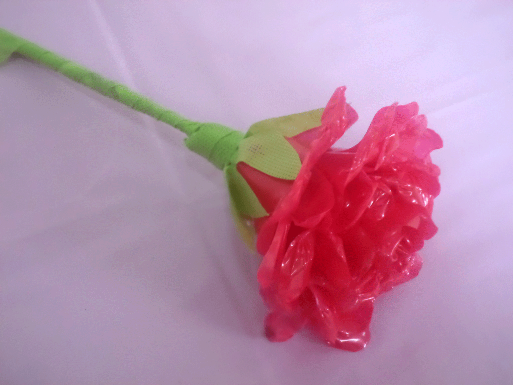 Flores e Flores: Rosa de Plástico Reciclado