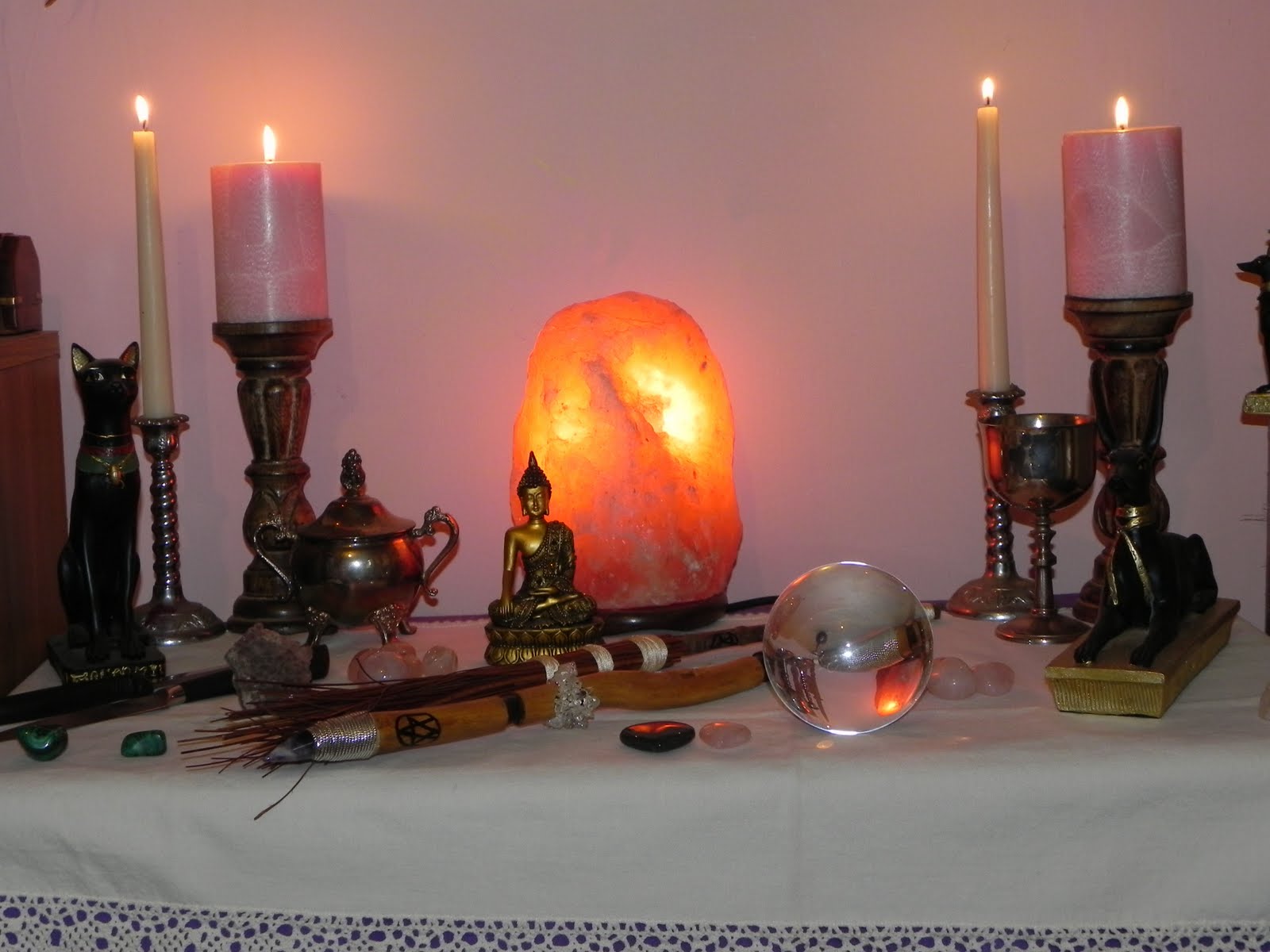 The Wiccan Altar - pendencrystals