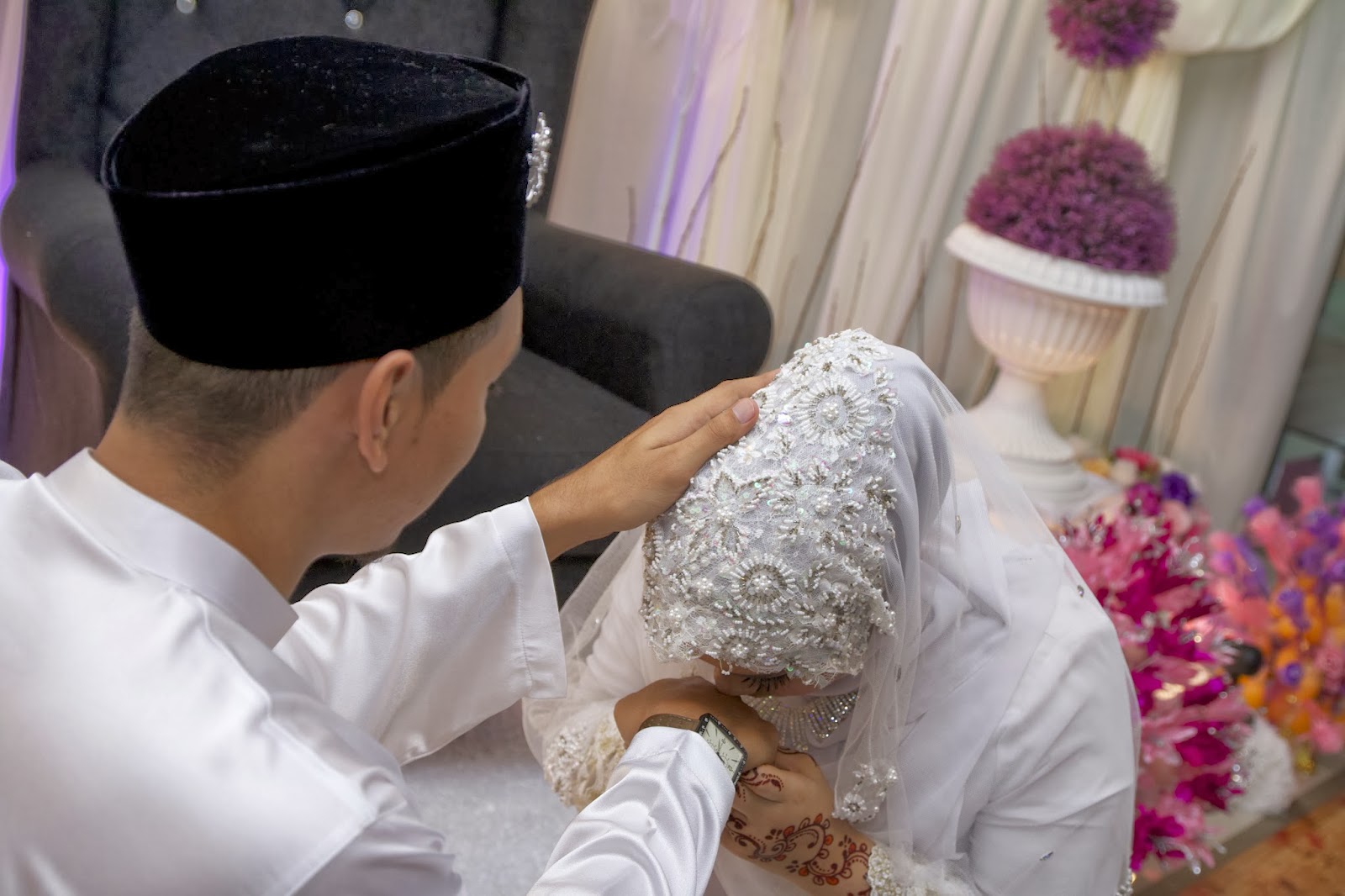 MOHD RAIMI YUSRI BIN ABDUL RADZI: Ungu itu menawan.