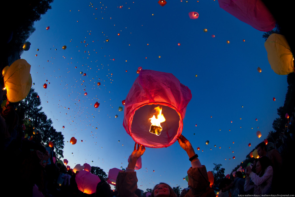 Shall we talk Russian?: Sky lanterns in Moscow on the 1st of June