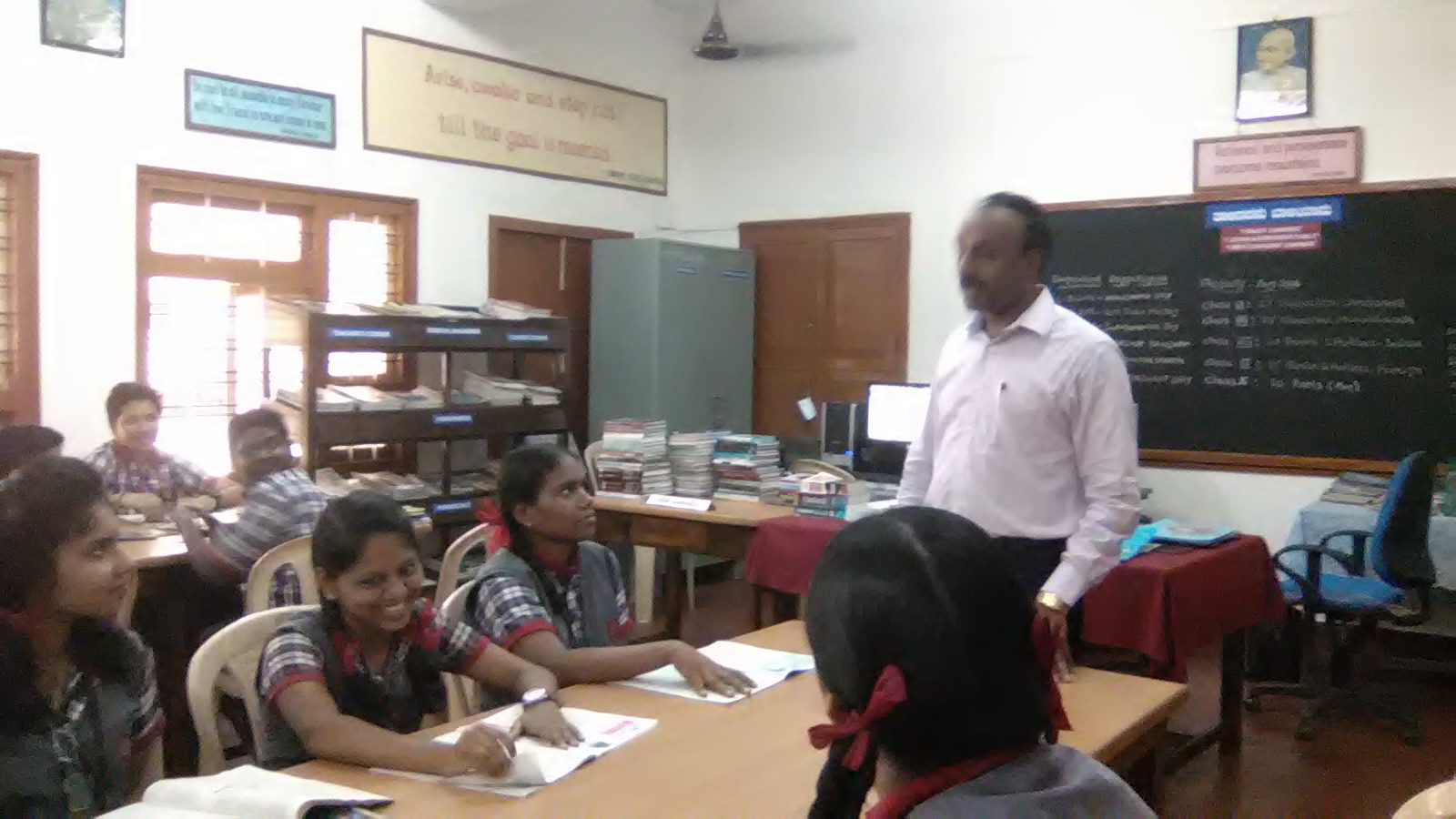 कॆंद्रीय विद्यालय नं १ मंगळूरु ಕೇಂದ್ರೀಯ ವಿದ್ಯಾಲಯ ಪಣಂಬೂರು LIBRARY-KV 1 ...