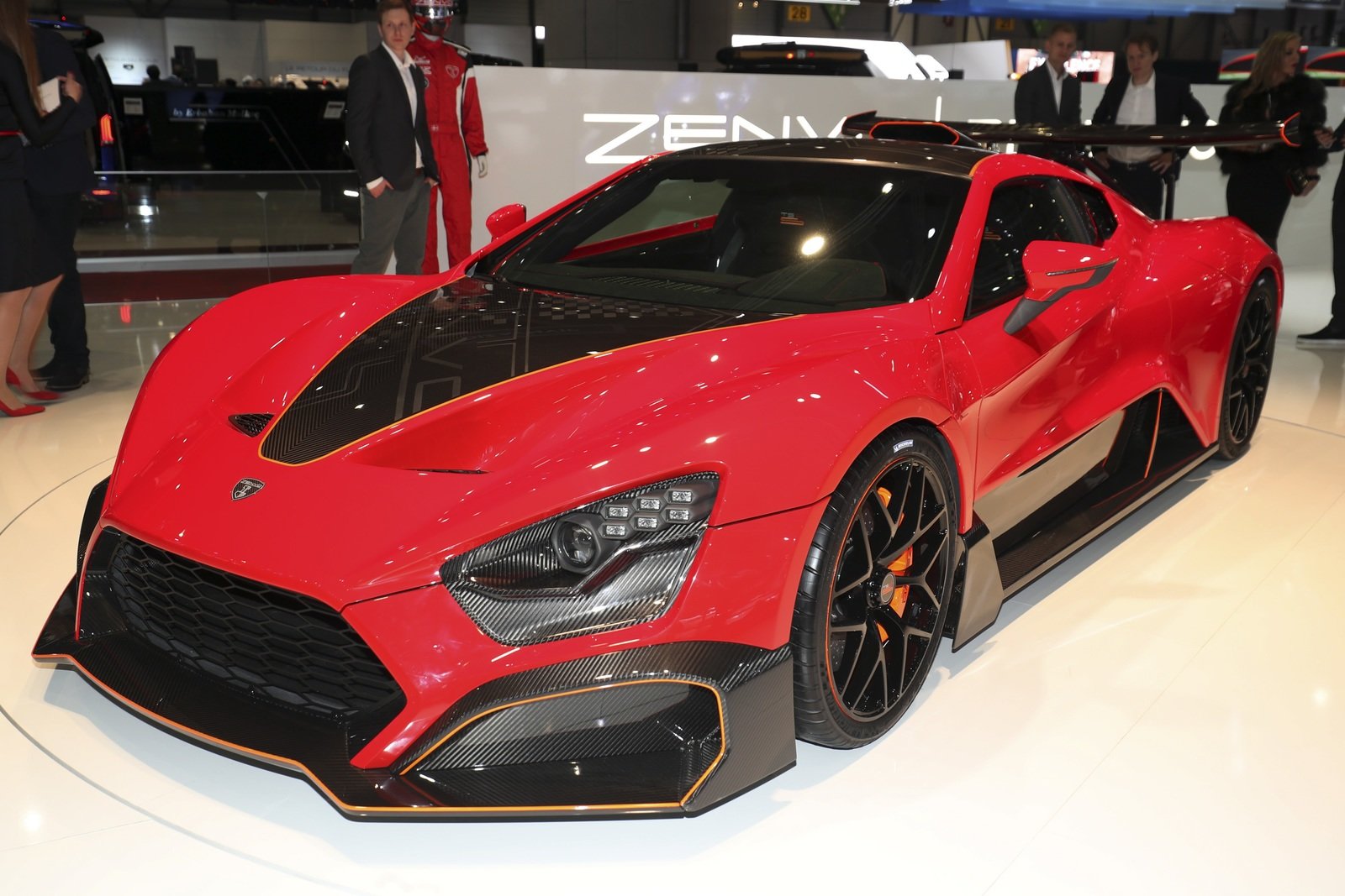 Diario Automotor: El Zenvo TSR-S y su peculiar alerón activo en la pista