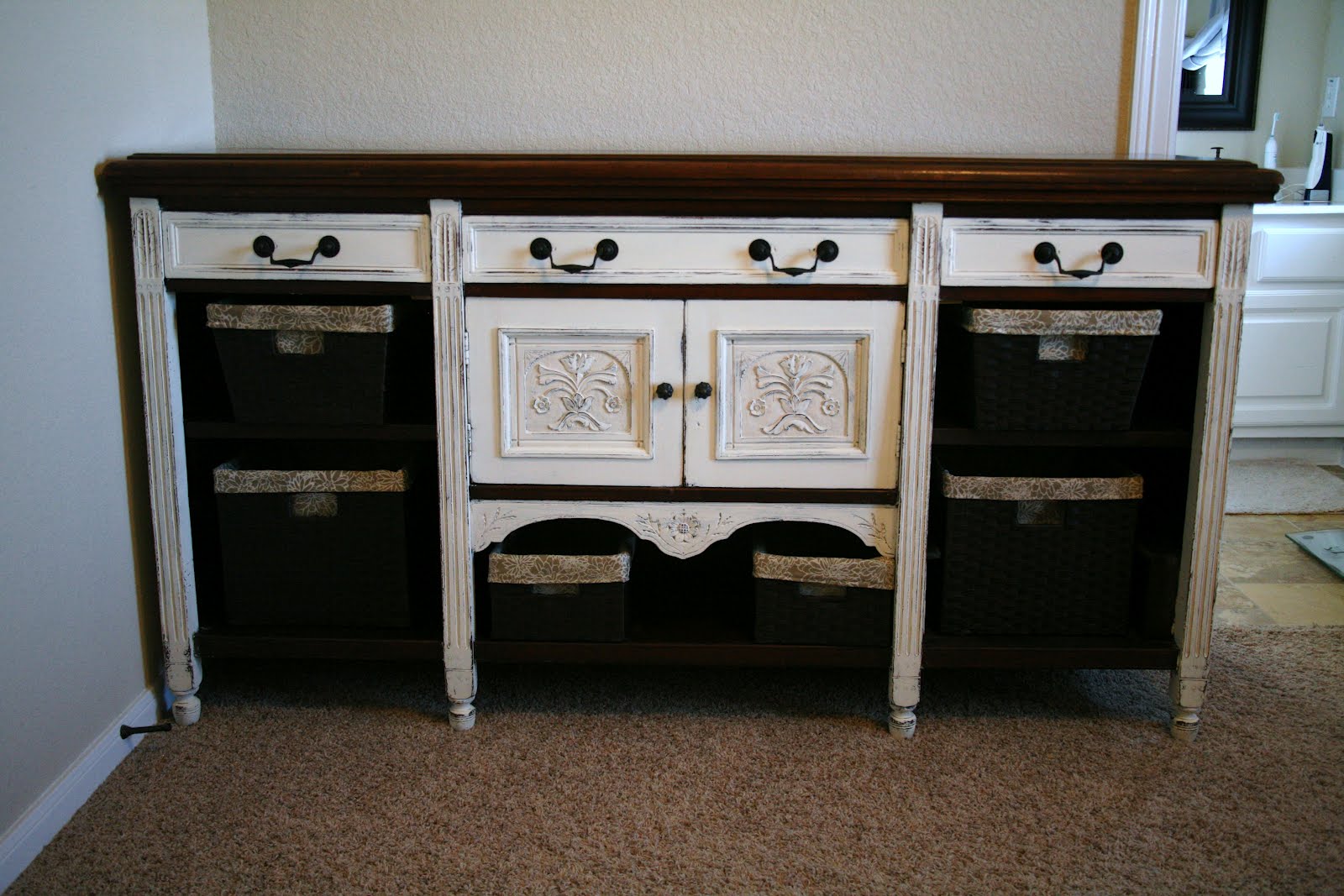Scrapadoozies: Refinished Buffet using Annie Sloan Chalk Paint