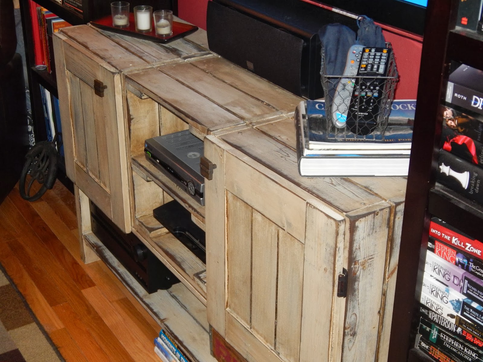 DIY Vintage Chic: DIY Rustic TV Stand