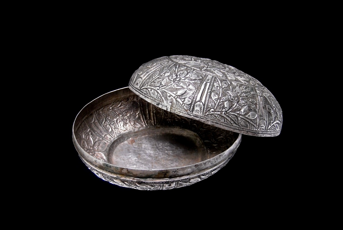 PATINA CINA PERANAKAN: STRAITS CHINESE SILVER BETEL BOX