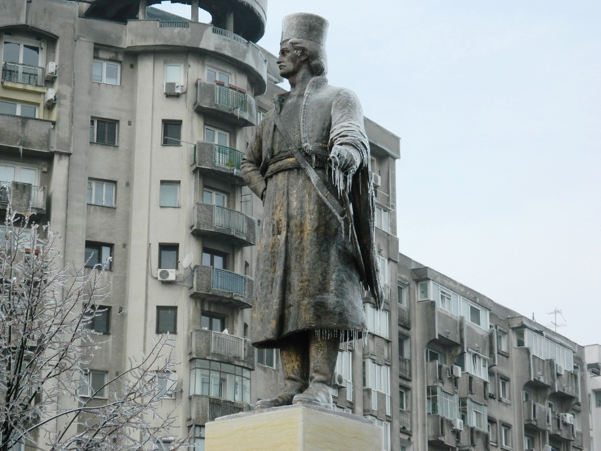 LA MULTI ANI, ROMANIA!: O noua statuie pe Calea 13 Septembrie