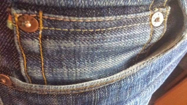 A quoi sert la petite poche au dessus de la poche-avant de vos jeans ...