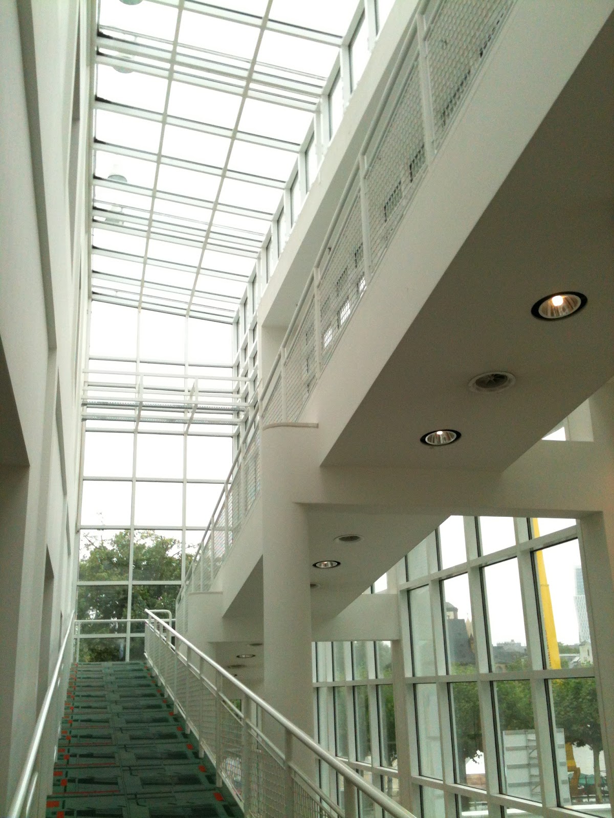 MONOCHROMATIC AXONOMETRIC: The ramp