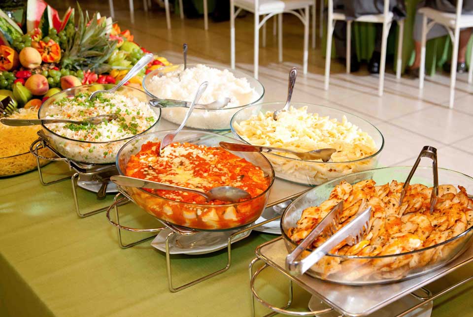 Cerimonial Claudia Godmani: Comidas à mesa em sua festa