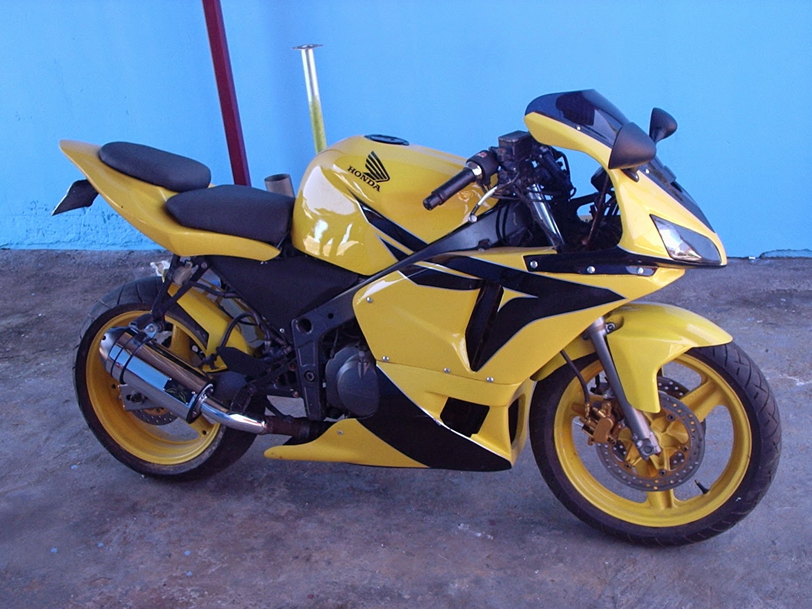 .: Cbr 450 modificada, Amarela.