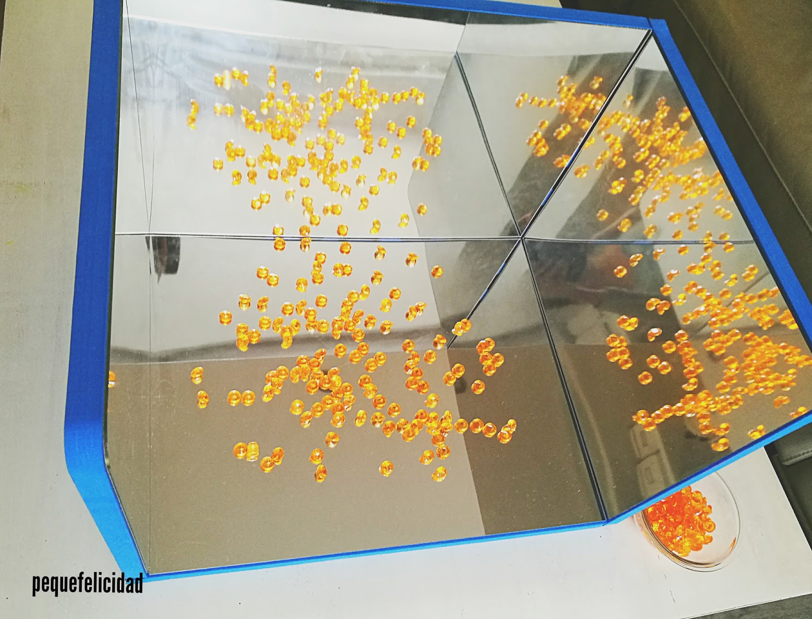 PEQUEfelicidad: EL ESPEJO COMO ELEMENTO DE JUEGO Y EXPERIMENTACIÓN