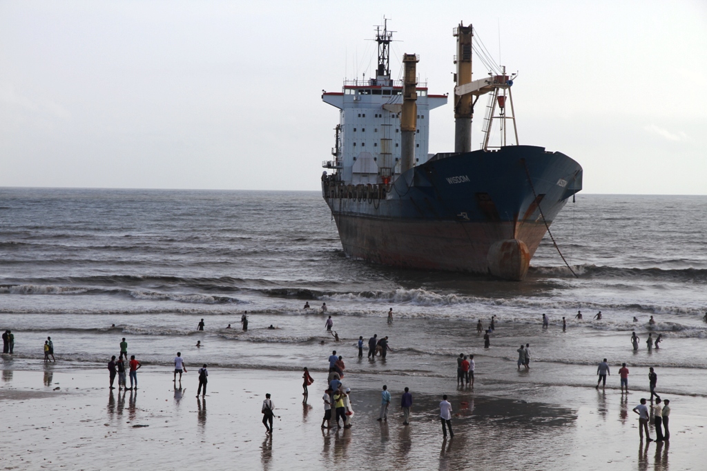 occasional mumbai: MV Wisdom washed up on Juhu Beach